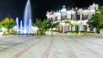 Fachada do alojamento (tarde/noite)