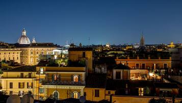 Uma paisagem urbana noturna com edifícios iluminados e estruturas em cúpula.