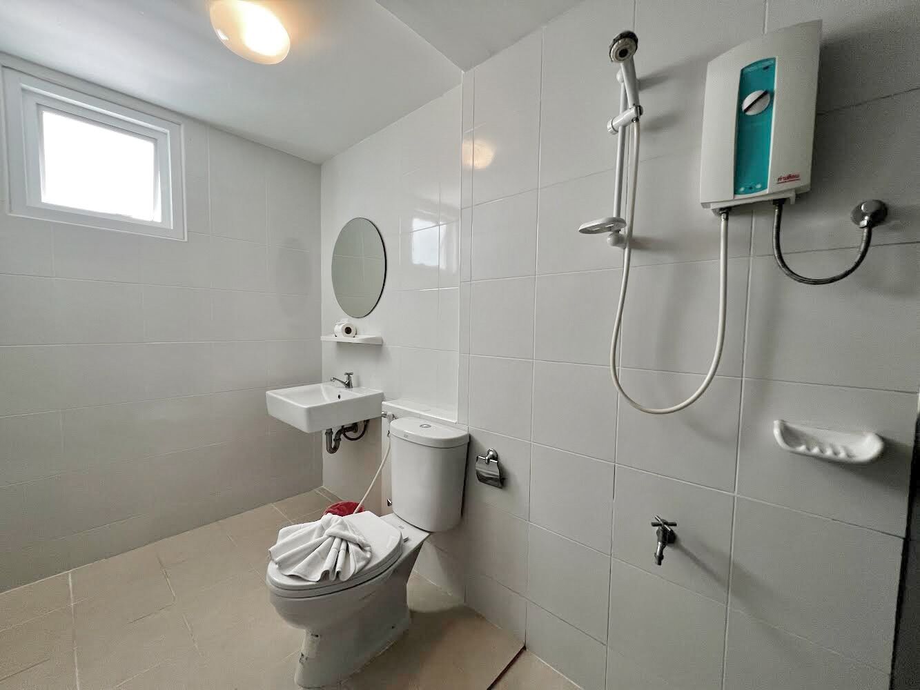 Deluxe Room | Casa de banho | Um polibã, artigos de higiene pessoal grátis, toalhas fornecidas 