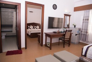 Apartamento, quartos conectados | Área de estar | TV de tela plana