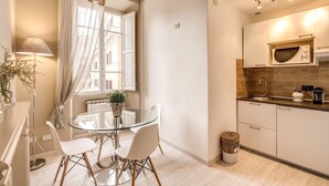 Apartamento de Luxo, 2 quartos, Vista para a cidade | Refeições no quarto