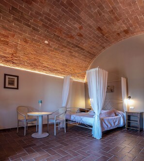 Quarto, 1 cama de casal | Roupa de alta qualidade, secretária 