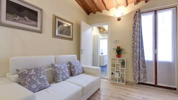 Apartamento, 1 quarto | Sala de estar | TV de tela plana