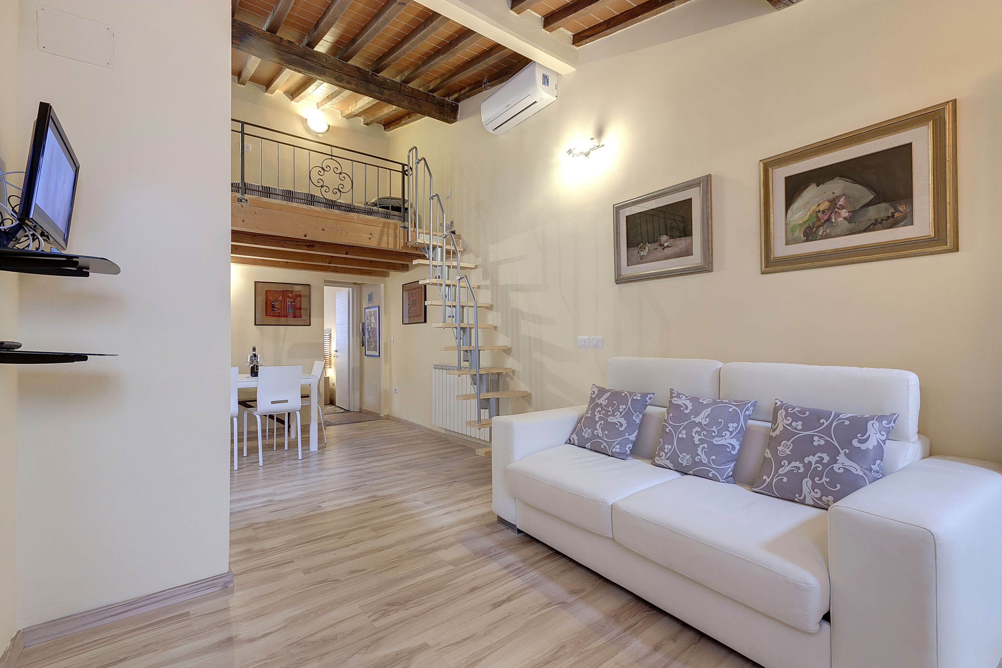Apartamento, 1 quarto | Sala de estar | TV de ecrã plano 