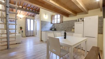Apartamento, 1 quarto | Kitchenette privada | Uma cafeteira/bule, um frigorífico/congelador grande
