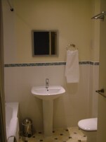 Casa Familiar, 3 quartos | Casa de banho | Uma combinação polibã/banheira, artigos de higiene pessoal grátis