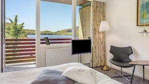 Quarto casal, sacada, vista para o lago (b) | Edredons de pluma, individualmente decorados, individualmente mobiliados