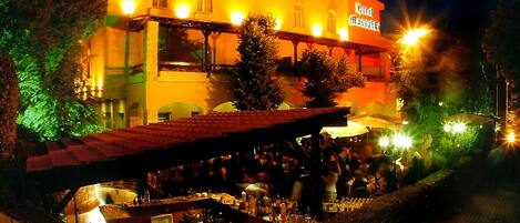 Fachada do alojamento (tarde/noite)