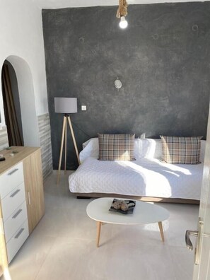 Suite Deluxe | Sala de estar | Televisor de ecrã plano de 32 polegadas com canais via satélite