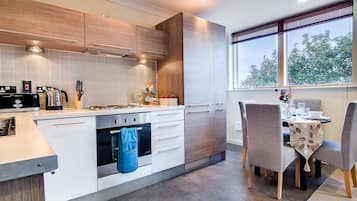 Apartamento Standard, 2 quartos, Vista para a cidade (68) | Cozinha privada | Um frigorífico/congelador grande, um micro-ondas, um forno