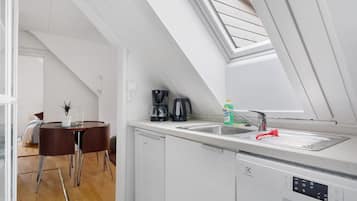 Apartamento elite, 2 quartos, vista para a cidade | Cozinha privada | Cafeteira/chaleira, geladeira, fogão, cooktop