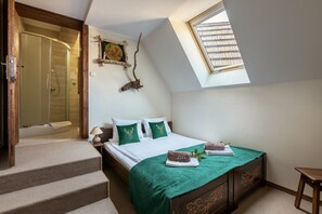 Quarto duplo | Berço de viagem, Wi-Fi de cortesia, roupa de cama