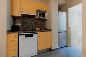 Apartamento, 1 quarto | Cozinha privada | Um frigorífico/congelador grande, um micro-ondas, um forno