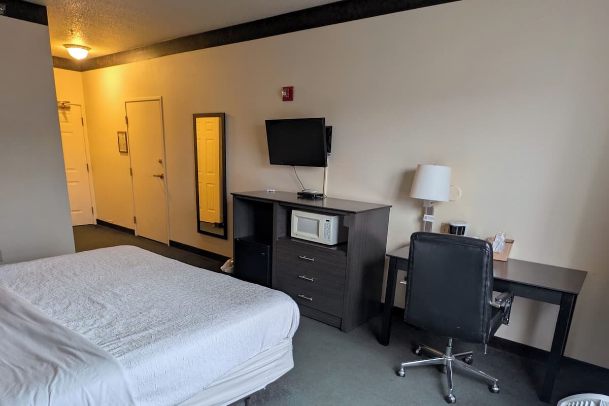 Quarto, 1 cama king-size (Barrier Free) | Secretária, ferro/tábua de engomar, roupa de cama fornecida