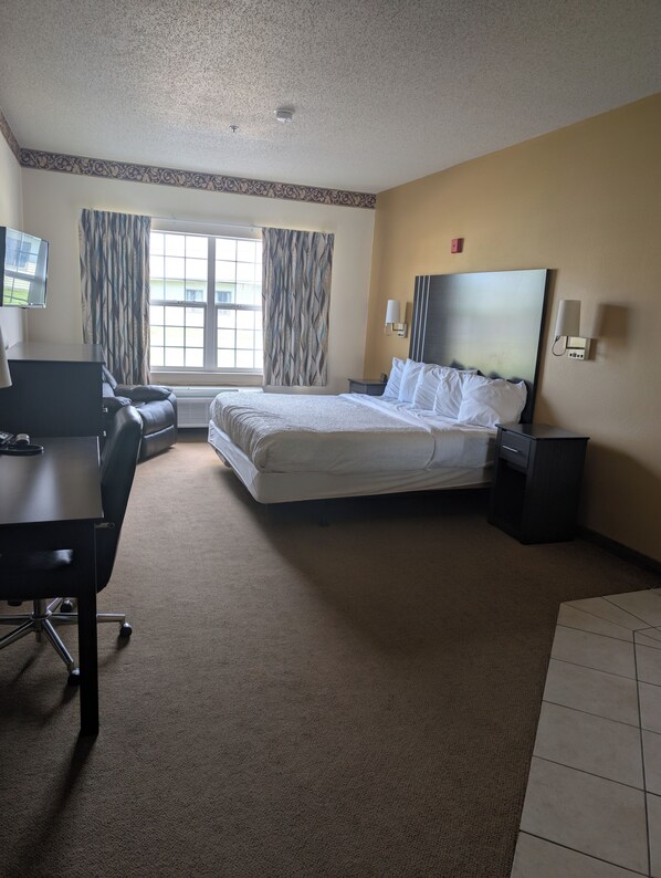 Quarto, 1 cama King, banheira de hidromassagem | Escrivaninha, ferros/tábuas de passar roupa, roupa de cama