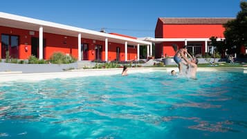 Piscina exterior, espreguiçadeiras