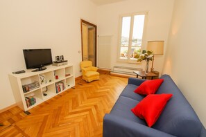 Apartamento Panorâmico, 1 quarto, terraço, Vista para a cidade (Location: via XX Settembre 3) | Sala de estar | Televisor de ecrã plano de 32 polegadas com canais digitais, televisor 