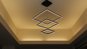 Teto moderno com luminárias geométricas.