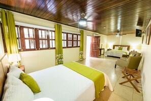 Quarto quádruplo família | Roupas de cama premium, Wi-Fi de cortesia, acesso para cadeiras de rodas