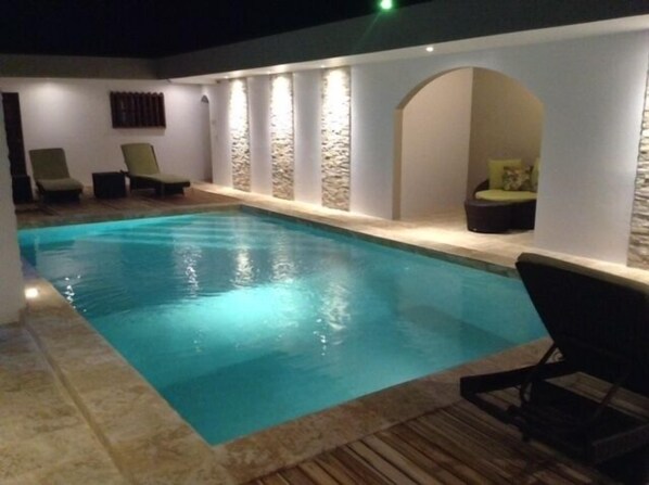 Piscina externa, espreguiçadeiras