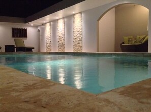 Piscina externa, espreguiçadeiras