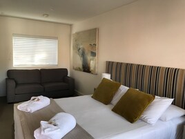 Quarto casal standard (Deluxe) | Roupas de cama premium, escrivaninha, espaço de trabalho para notebook