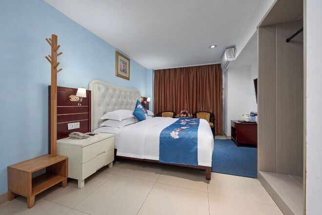 Secretária, cortinas/cortinados opacos, ferro/tábua de engomar 