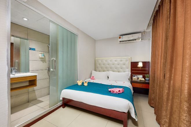 Secretária, cortinas/cortinados opacos, ferro/tábua de engomar 