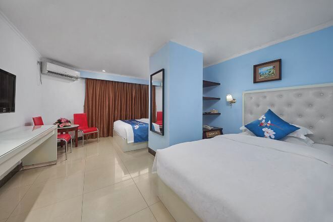 Secretária, cortinas/cortinados opacos, ferro/tábua de engomar 