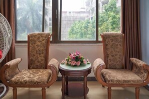 Secretária, cortinas/cortinados opacos, ferro/tábua de engomar 