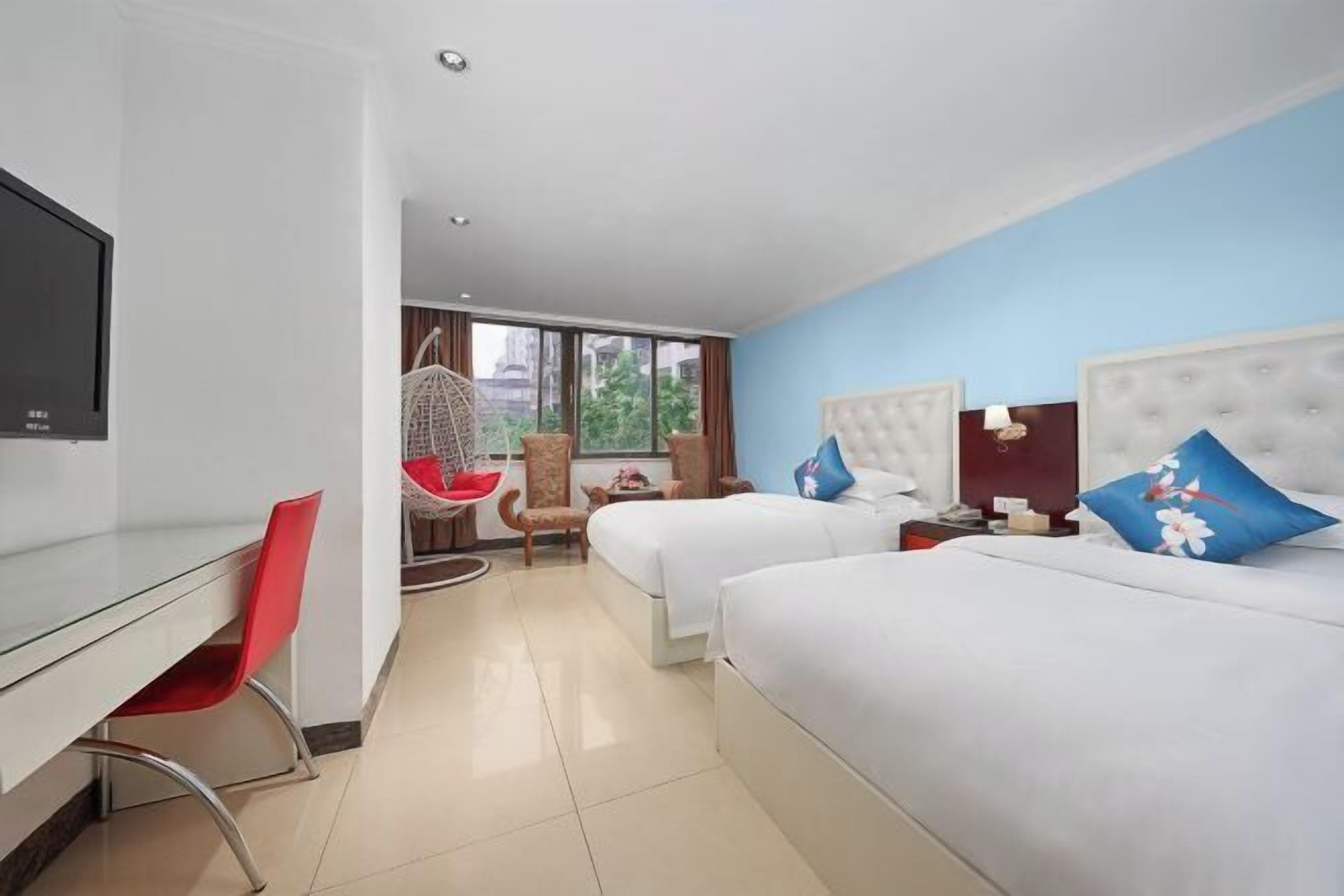 Secretária, cortinas/cortinados opacos, ferro/tábua de engomar 