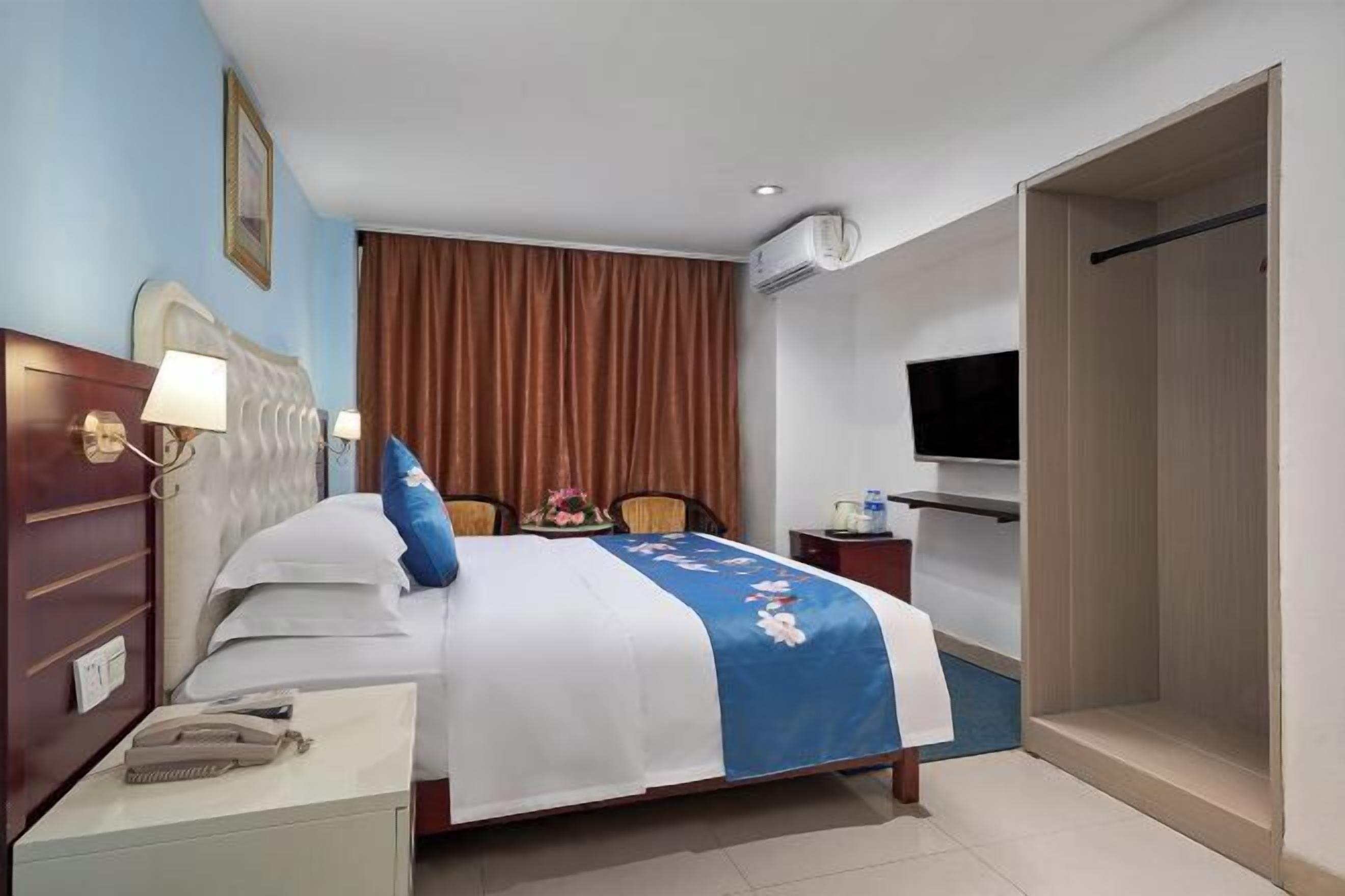 Secretária, cortinas/cortinados opacos, ferro/tábua de engomar 