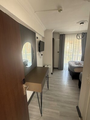 Quarto casal standard de uso individual, para não fumantes | Frigobar, ferros/tábuas de passar roupa, Wi-Fi de cortesia