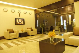 Área de estar no saguão