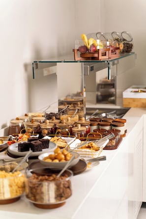 Buffet com diversos alimentos e acompanhamentos.
