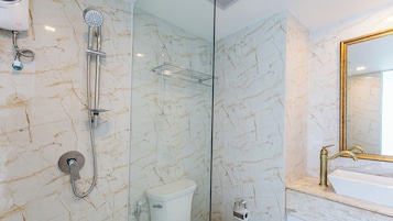 Chuveiro, toalhas de banho, sabonete, shampoo