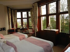 Quarto duplo standard | Escrivaninha, Wi-Fi de cortesia