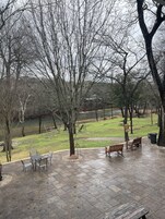 Um parque com bancos, baloiço e mesa para piquenique.