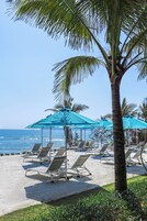 Na praia, espreguiçadeiras, guarda-sóis de praia, toalhas de praia 