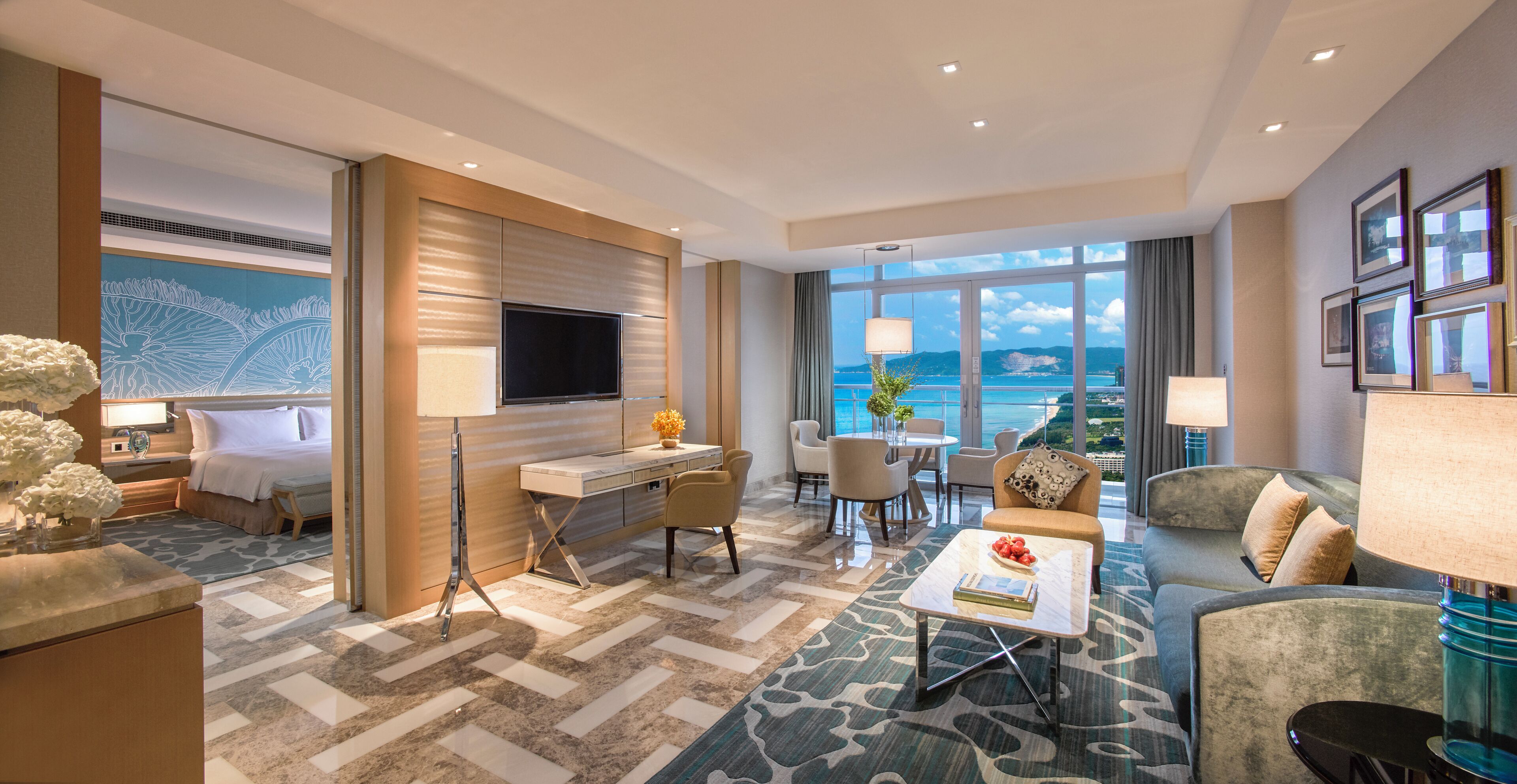 Suite, vista para o oceano (Ambassador) | Roupa de alta qualidade, minibar grátis, cofre no quarto, secretária 