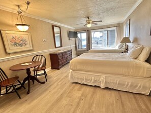 Quarto, 2 camas Queen, geladeira e micro-ondas, ao lado da piscina | Escrivaninha, ferros/tábuas de passar roupa, Wi-Fi de cortesia