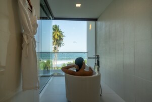 Suite de Luxo, 1 cama king-size, varanda, vista para o oceano | Casa de banho | Artigos de higiene pessoal grátis, um secador de cabelo, roupões 