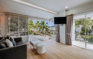 Junior Double Suite with Balcony | Sala de estar | Televisor LED de 40 polegadas com canais via satélite, televisor 