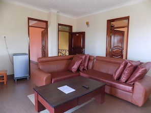 Apartamento, 2 quartos, kitchenette | Sala | TV de ecrã plano 