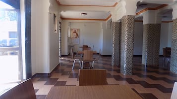 Café da manhã, almoço e jantar; local e internacional
