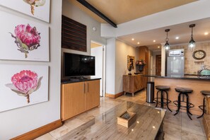 Apartamento de Luxo, 2 quartos | Sala de estar | TV plasma, Netflix, serviços de streaming 