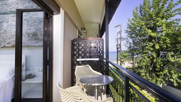 Quarto Económico, vista parcial para o mar | Terraço/pátio interior