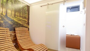 Quarto com um banco de madeira, uma porta deslizante e uma cama.
