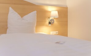 Quarto Duplo ou Twin, não fumadores | Roupa de alta qualidade, minibar, cofre no quarto, secretária 