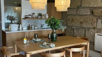 Um frigorífico, um micro-ondas, uma placa de cozinha